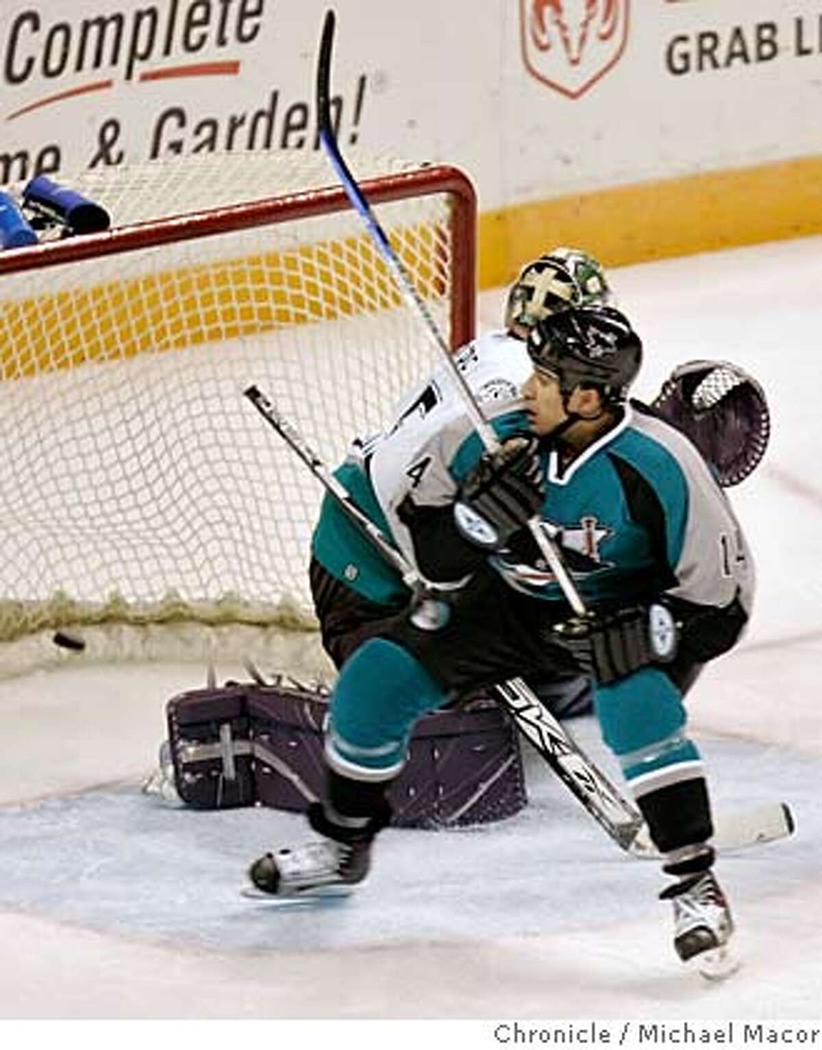 Cheechoo turns trick / 1st career 3-goal game powers Sharks