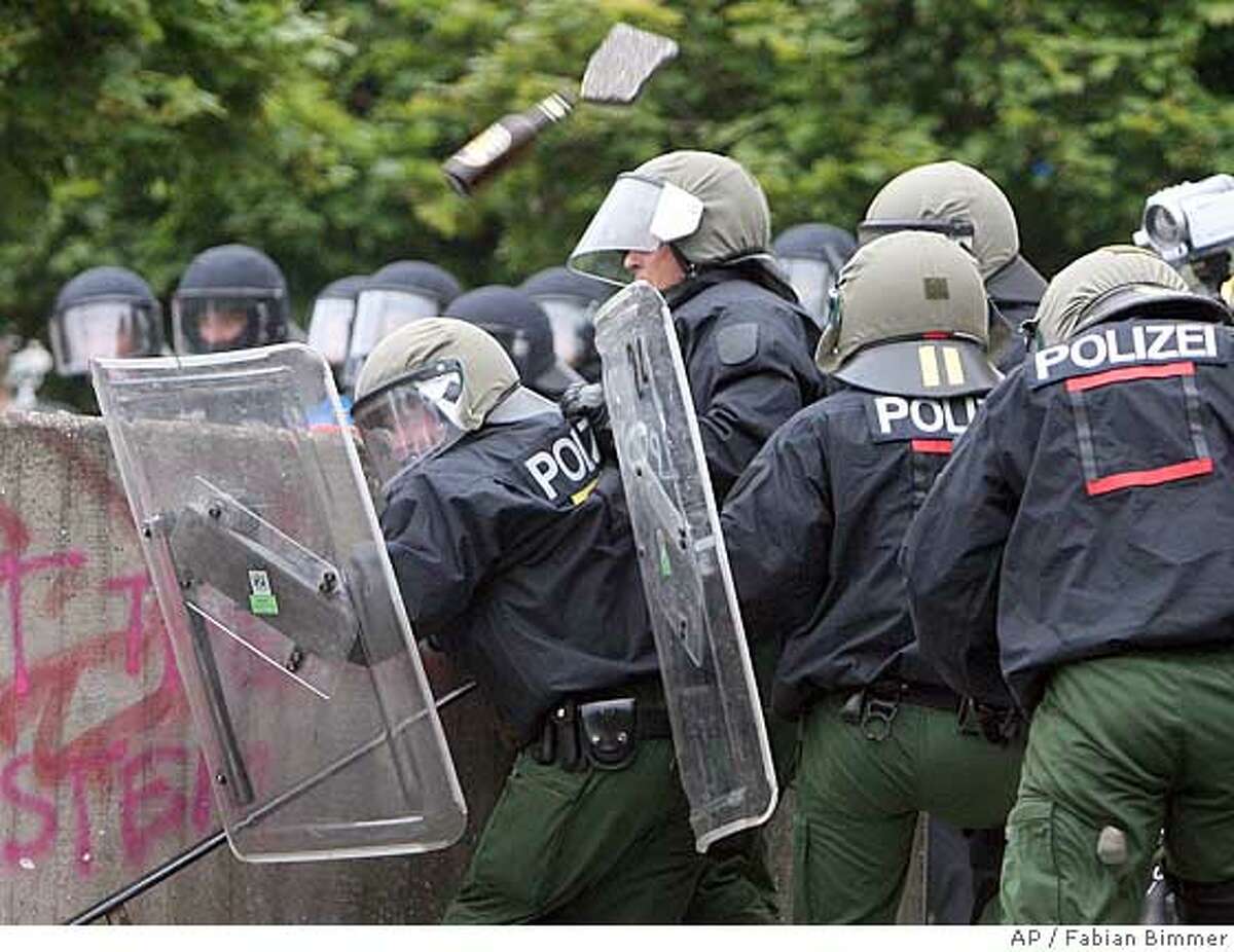 Police injured in Germany as radicals disrupt protest / 78 held at anti ...