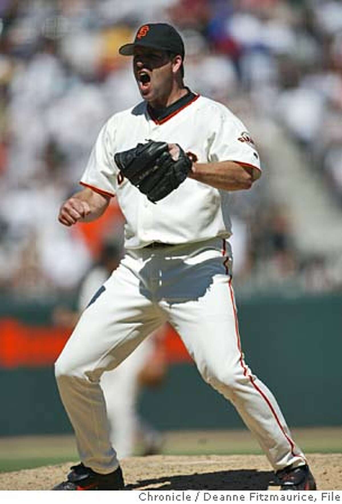 Worrell returns to S.F. bullpen / Setup man gets 2-year contract