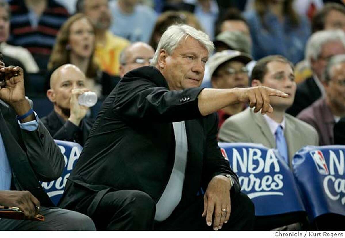 THAT'S THREE!!! / Warriors put Mavs on ropes