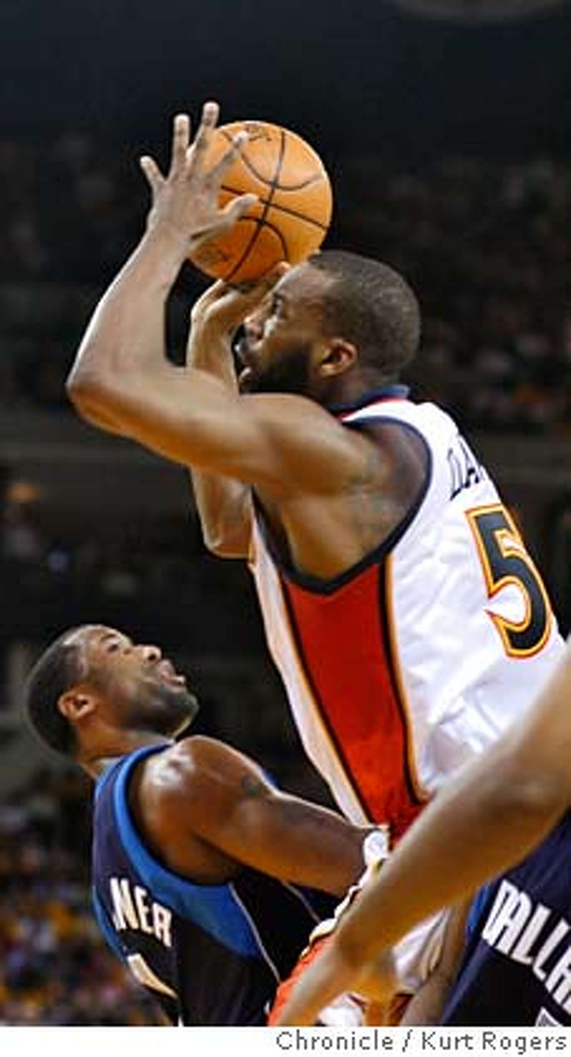 THAT'S THREE!!! / Warriors put Mavs on ropes