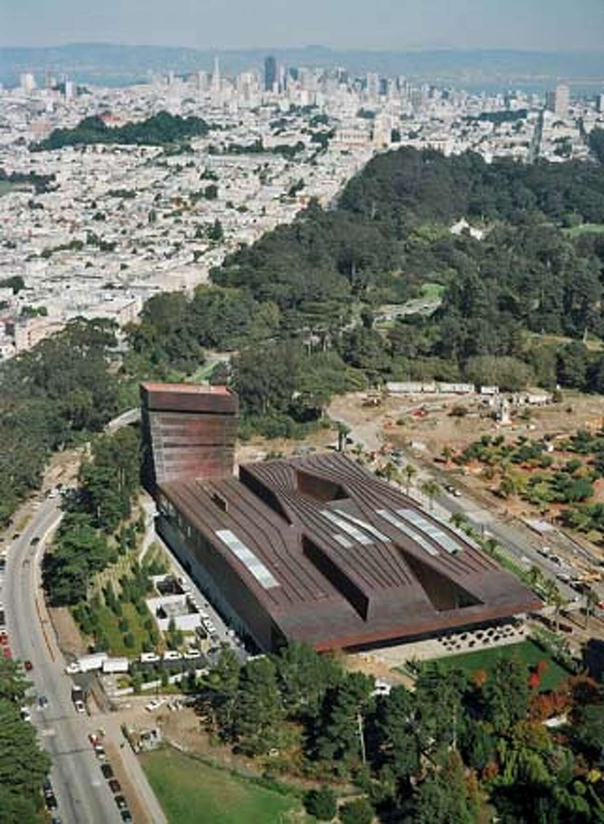 De Young's rebirth / It had to overcome design challenges, lawsuits and ...