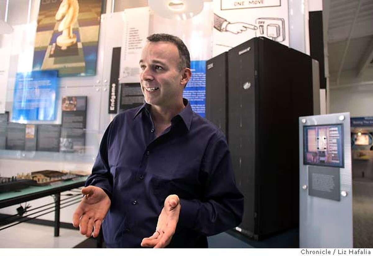 Computer vs. humans in chess / Machine stares down man in museum show