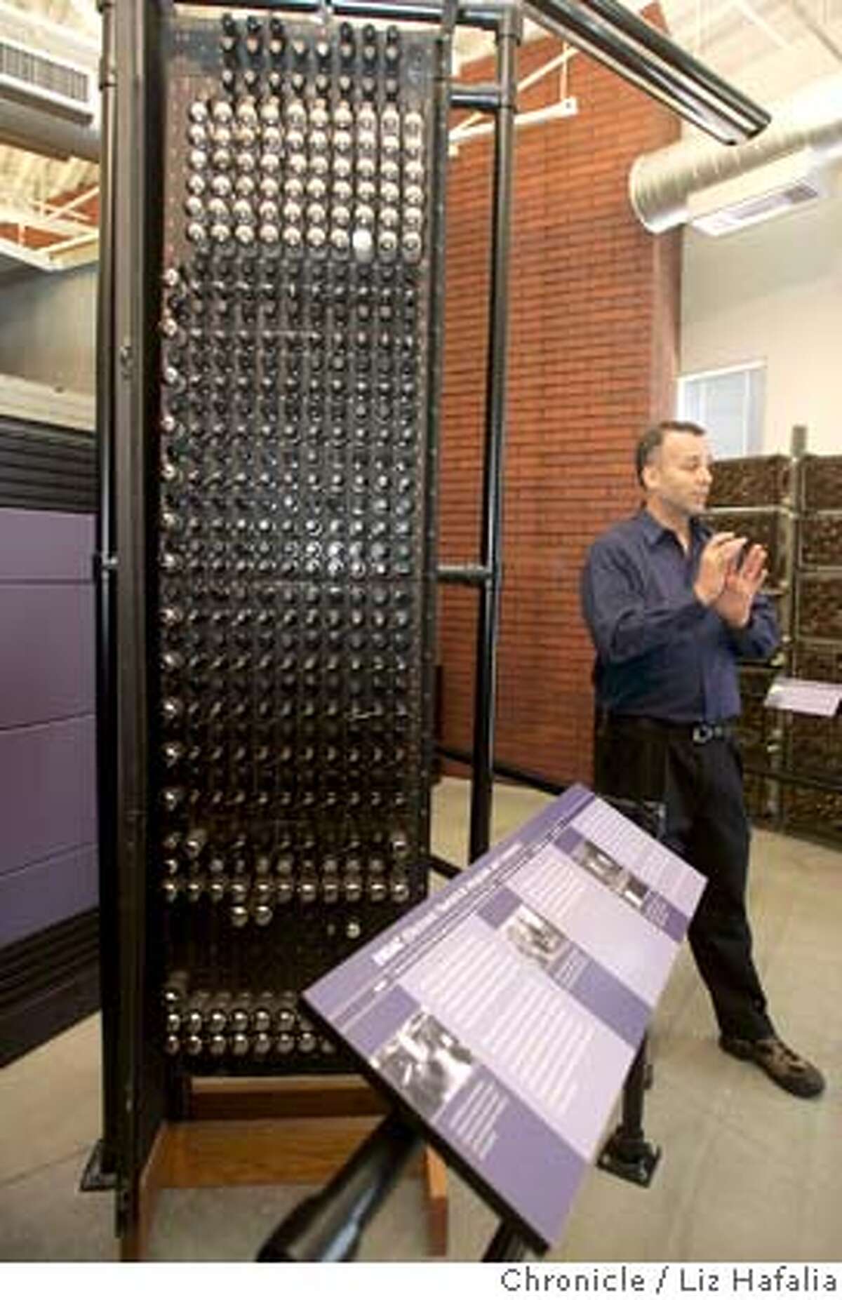 Computer vs. humans in chess / Machine stares down man in museum show