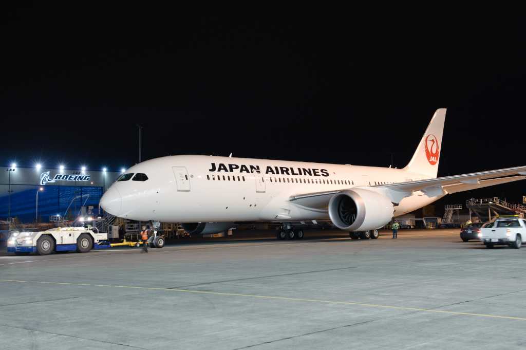 Boeing set to deliver first GE engine 787 on Monday