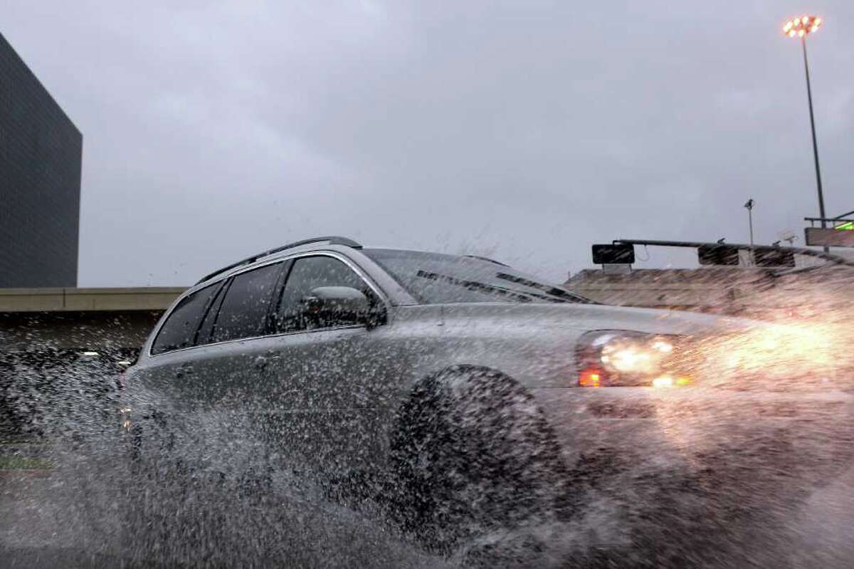 Storms bring drenching, but little damage, to Houston