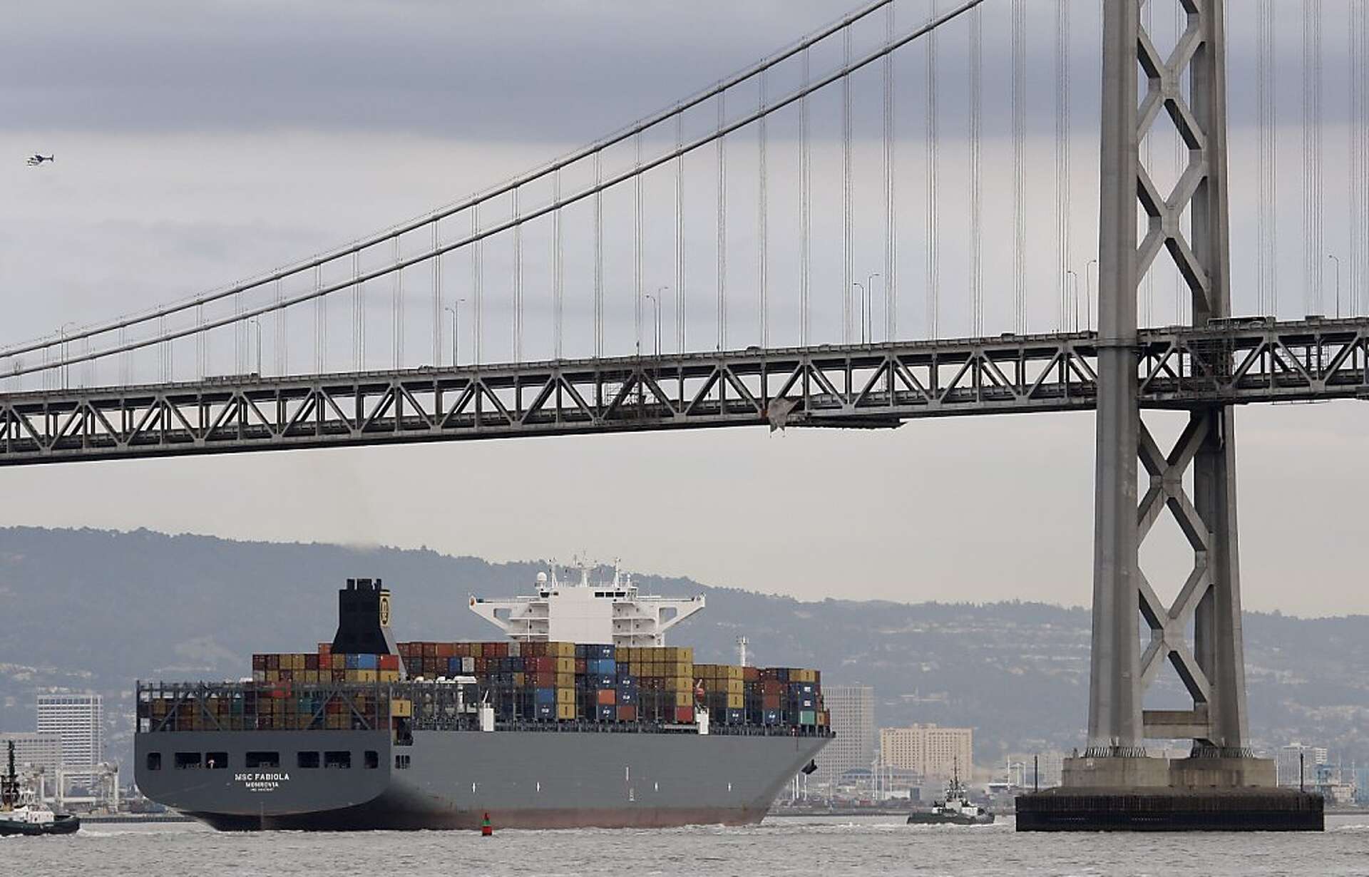 Huge container ship sails into S.F. Bay records