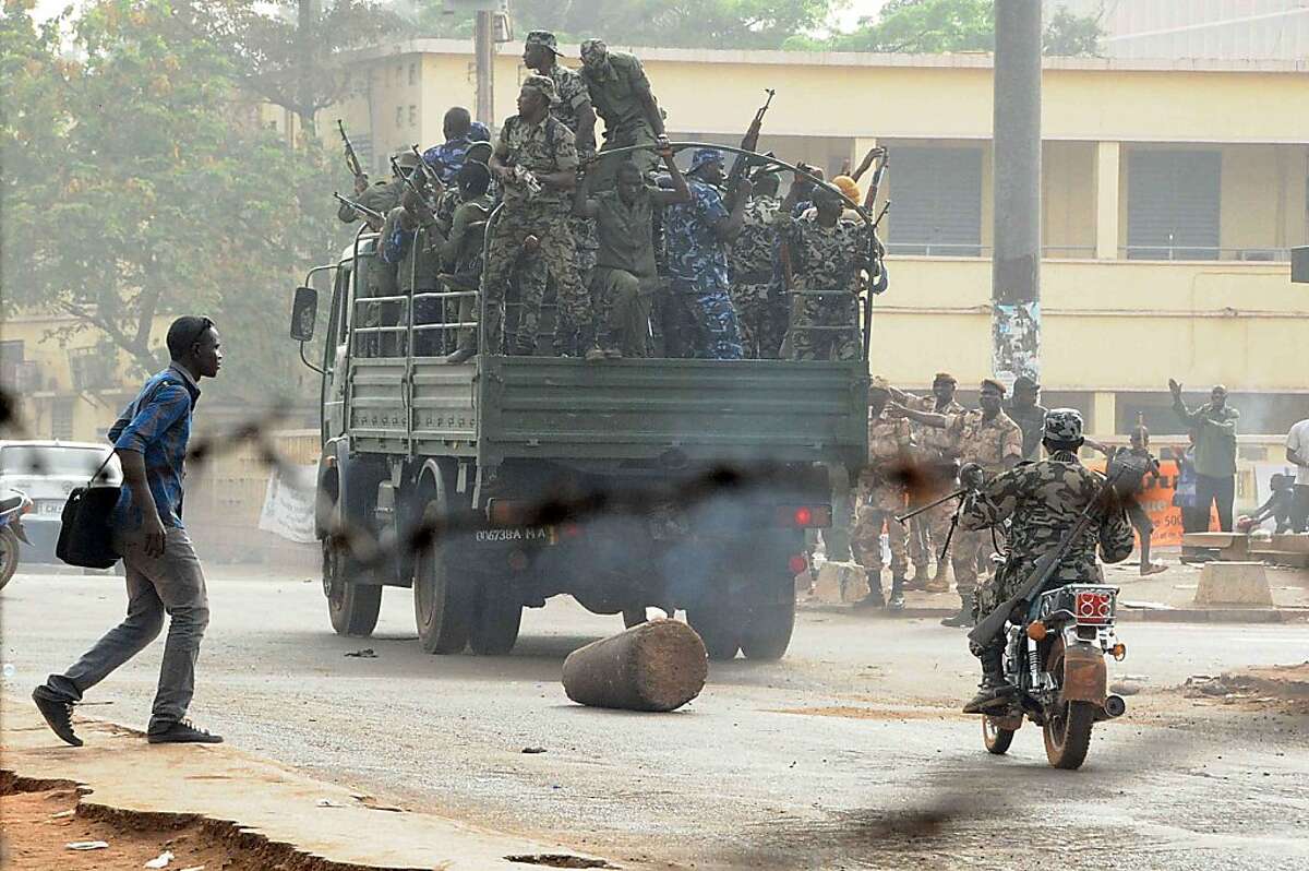 Mali troops declare coup, loot presidential palace