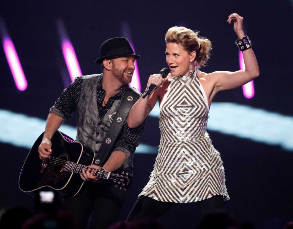 Sugarland singer must testify in stage collapse suit