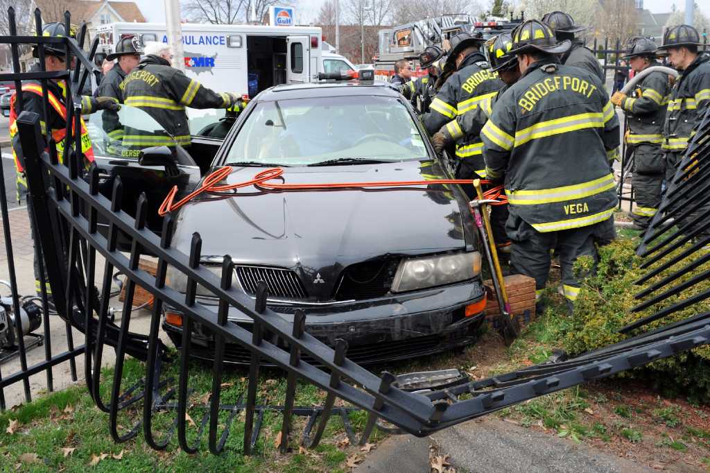 2 hurt after speeding car slams into fence