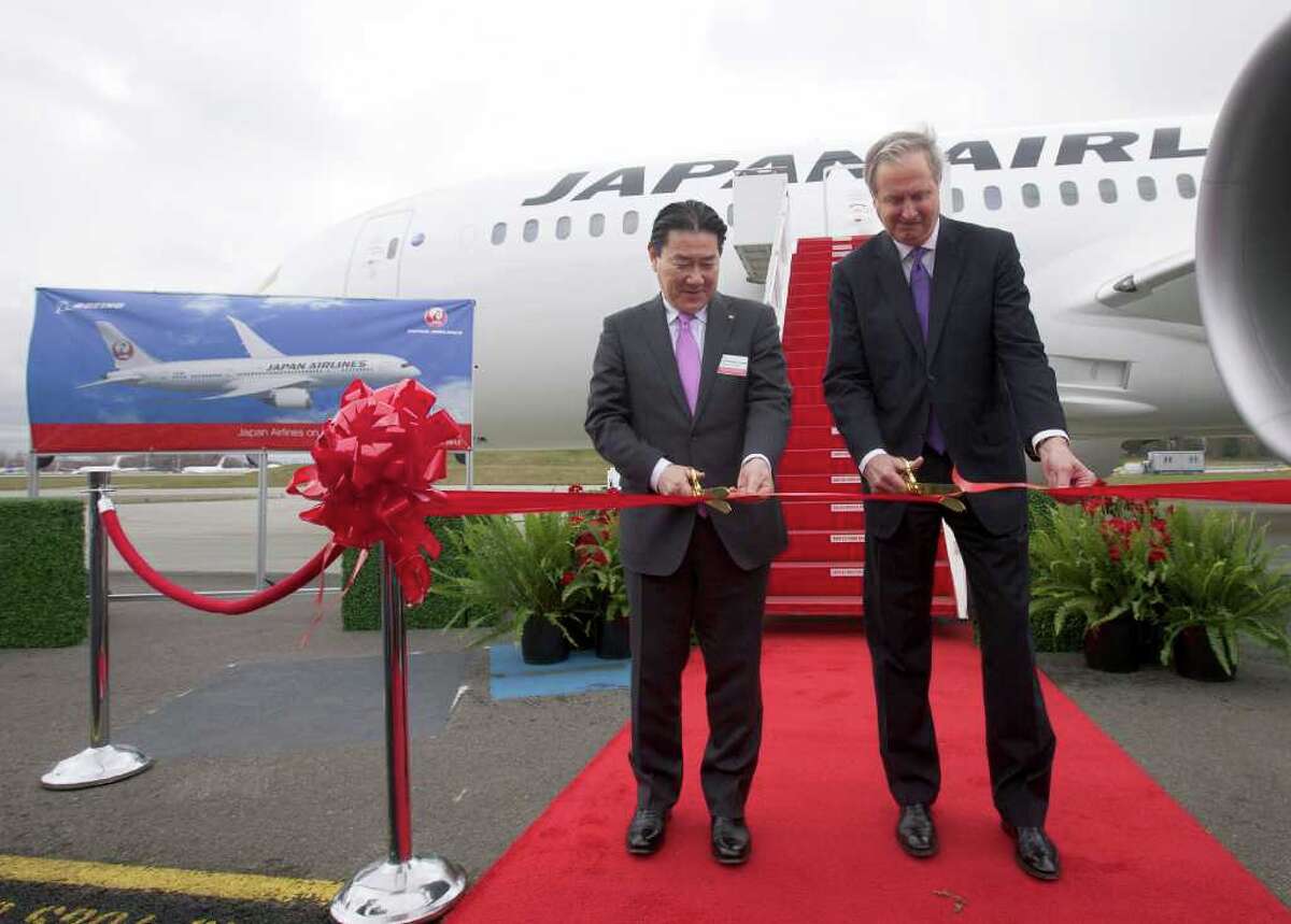 Boeing delivers first 787 with GE engines, first to JAL