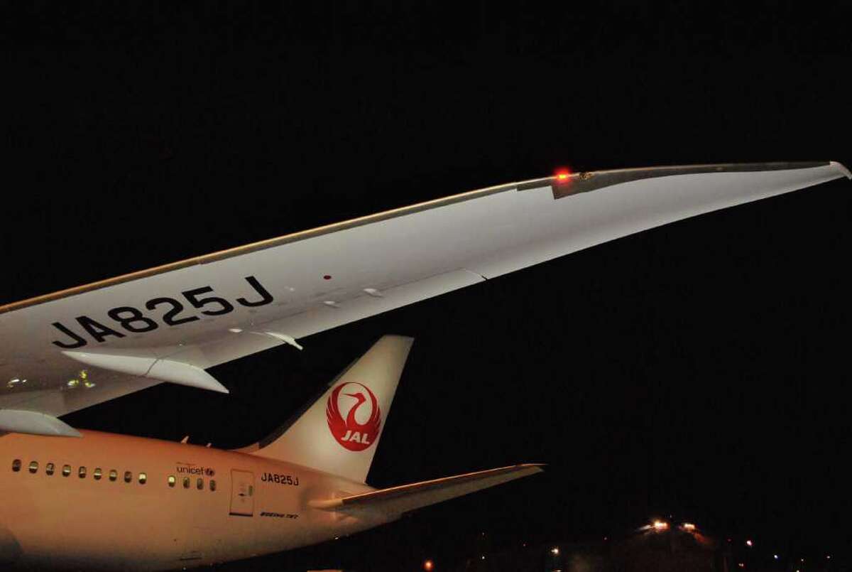 Boeing delivers first 787 with GE engines, first to JAL
