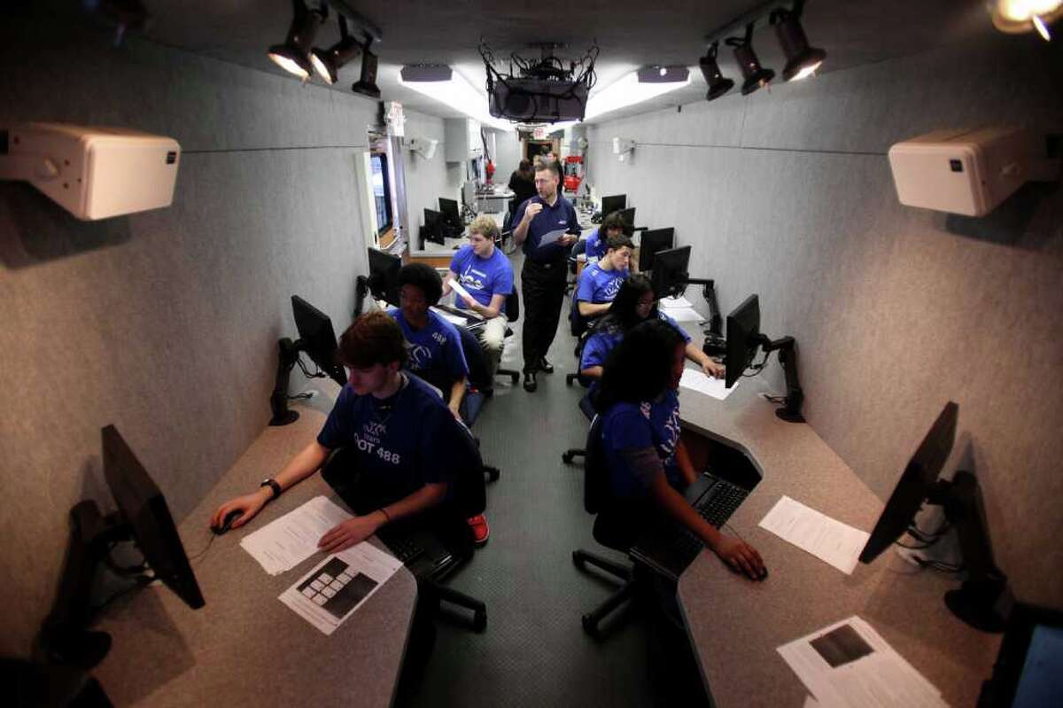 Rolling classroom starts mission to train aerospace workers