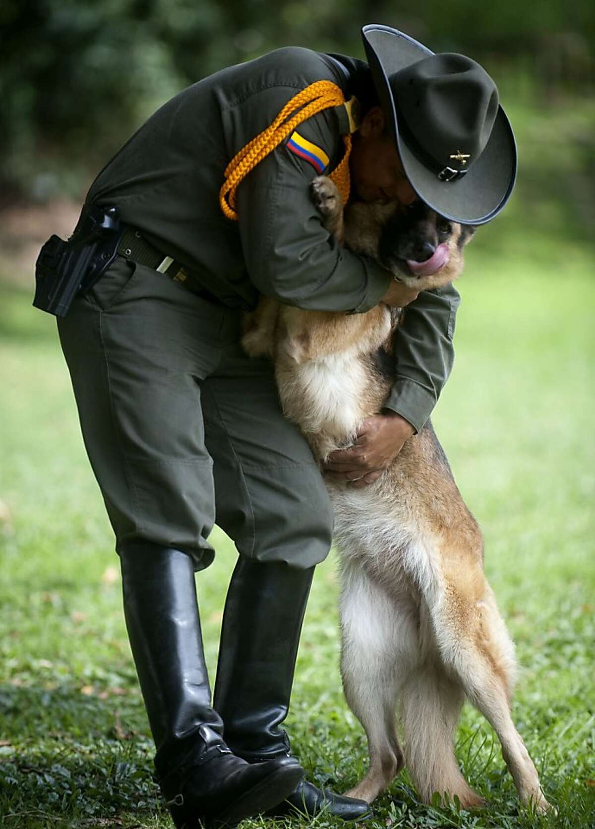 Training Colombian police dogs