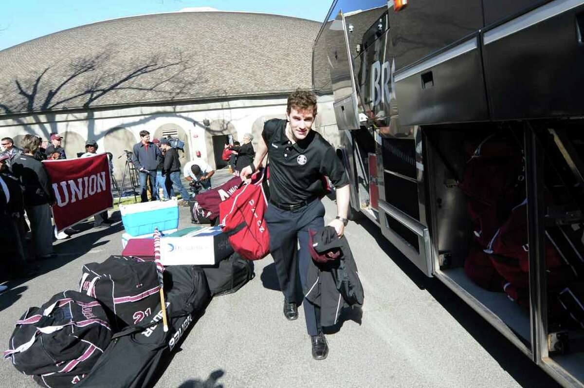 Tampa warms up to hockey
