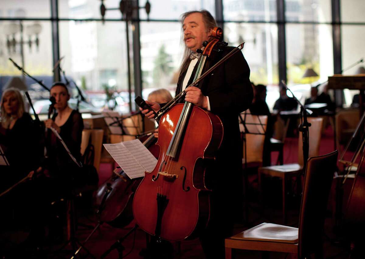 The cellist of Sarajevo plays in his city again