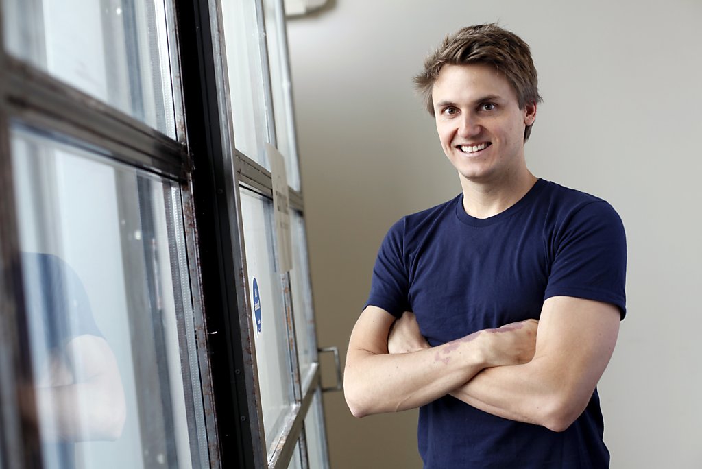 Highlight app alerts users to friends nearby