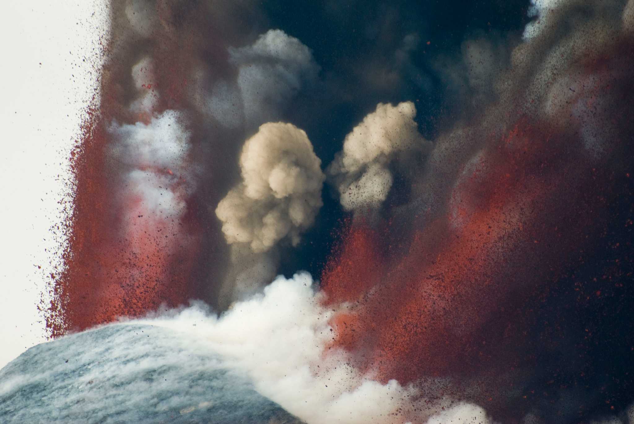 Volcano puts on stunning display