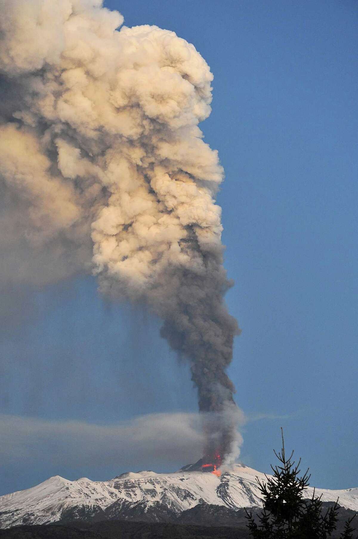 Volcano puts on stunning display