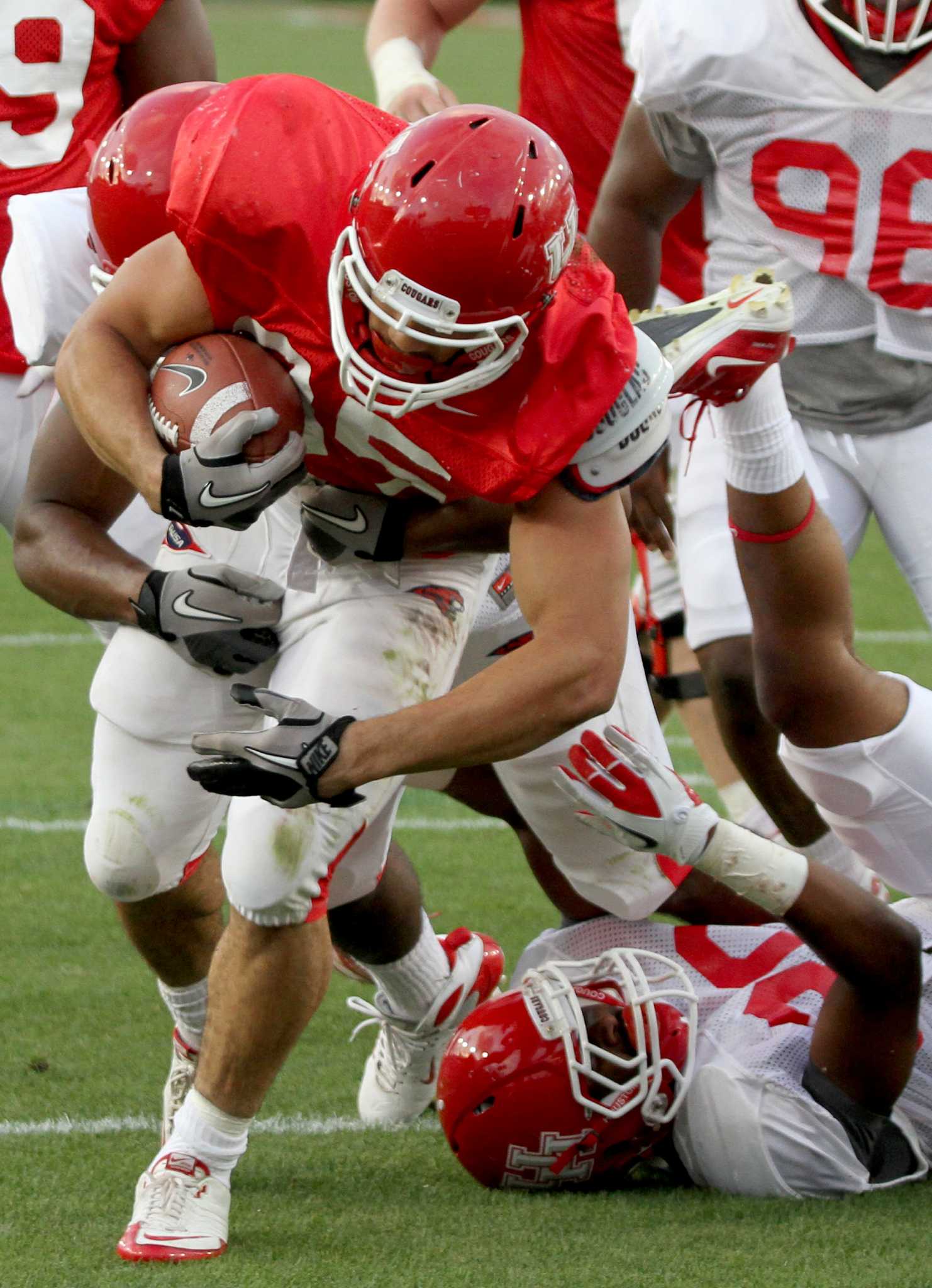 Running back stars in Red's win over White at UH spring game