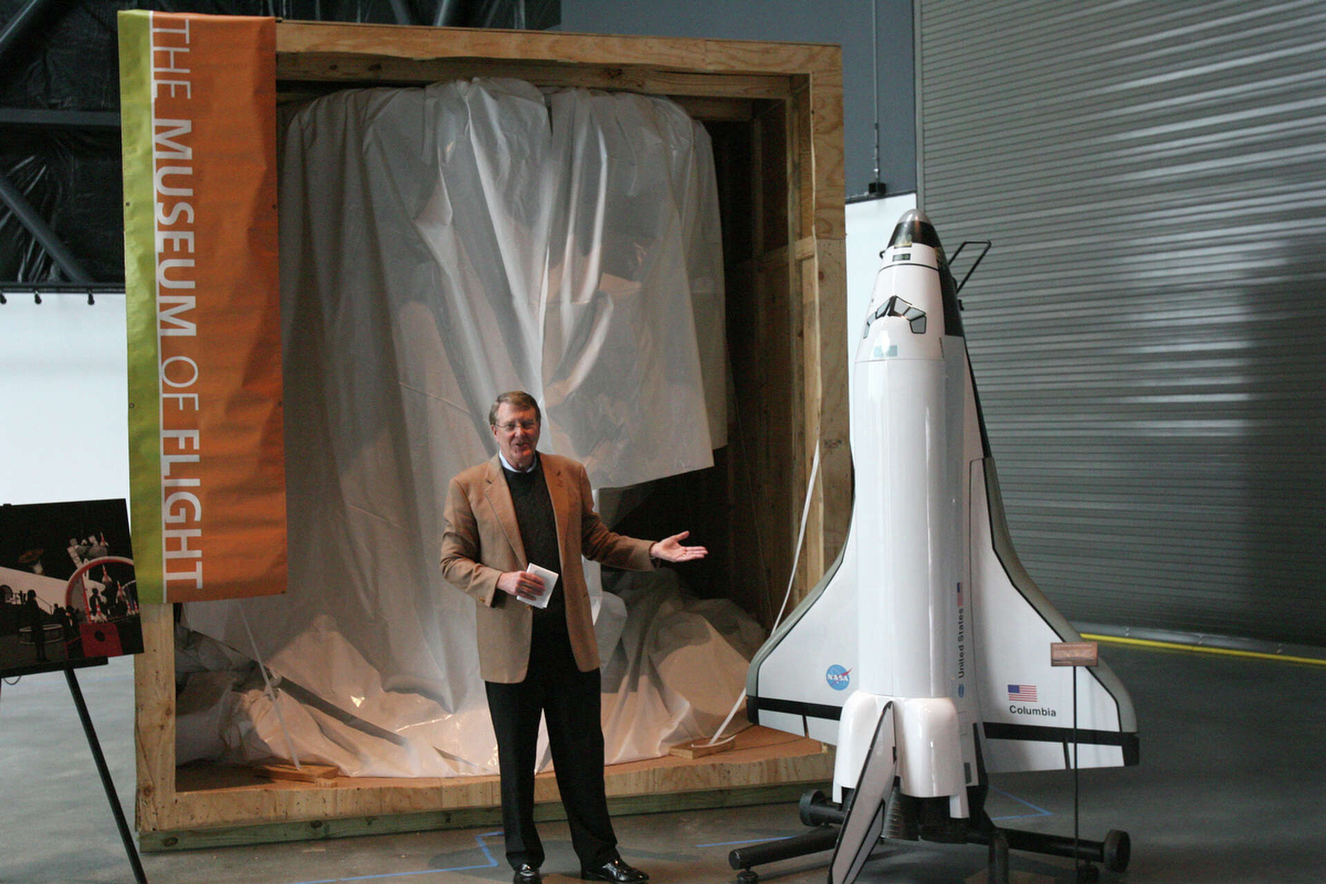 Space shuttle trainer starts to arrive at Museum of Flight