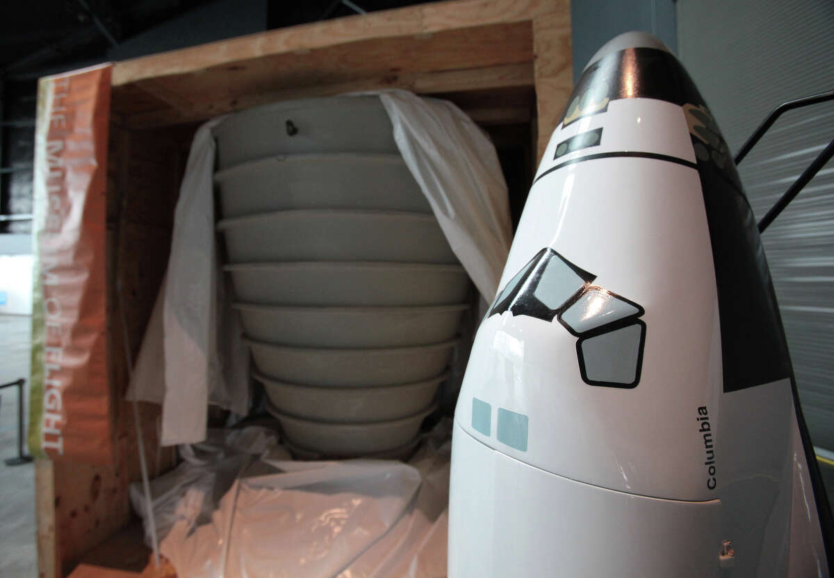 Space shuttle trainer starts to arrive at Museum of Flight