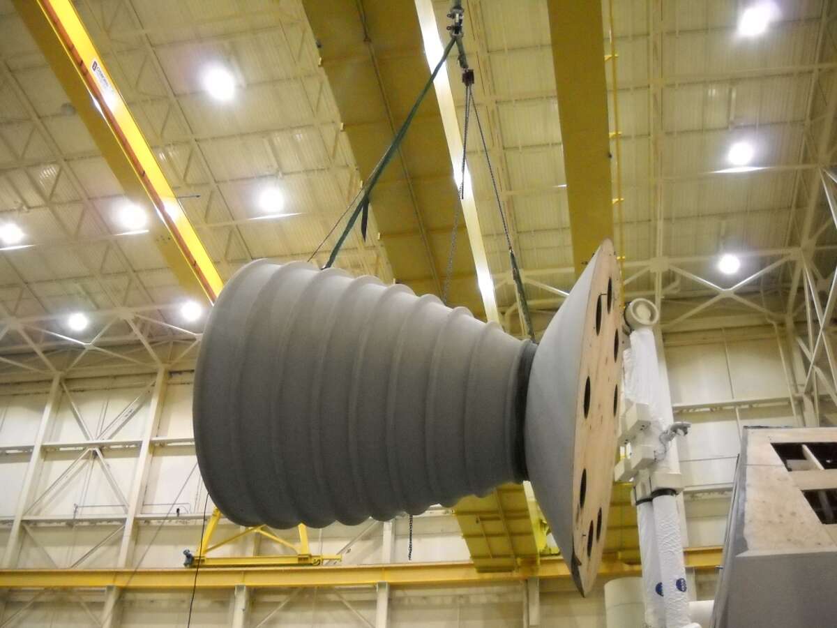 Space shuttle trainer starts to arrive at Museum of Flight