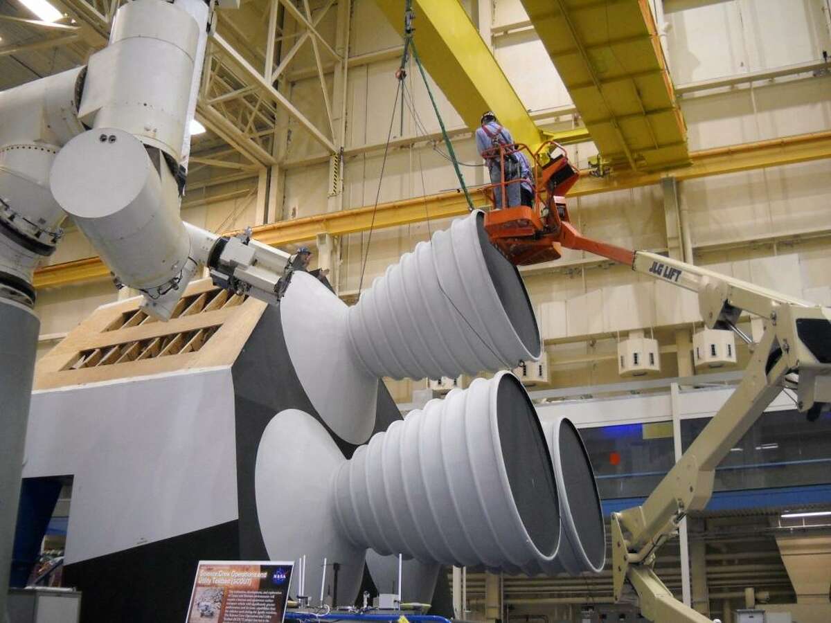 Space shuttle trainer starts to arrive at Museum of Flight