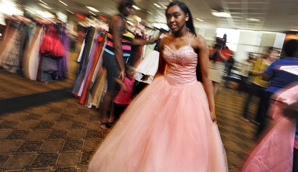 Teens nationwide dress up for spring proms