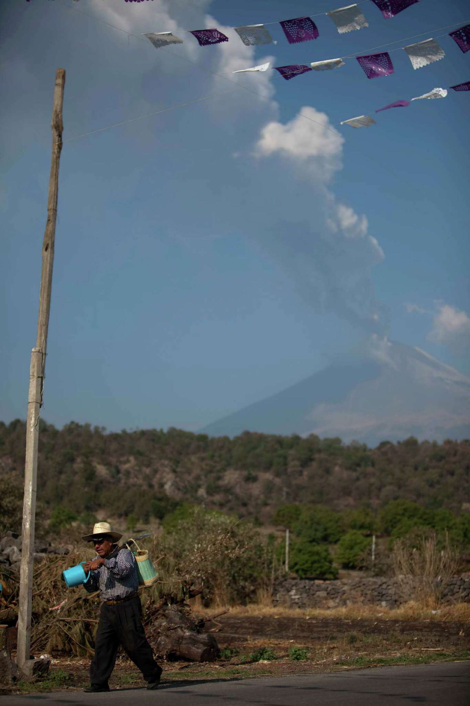 Mexicans on alert as volcano rumbles to life