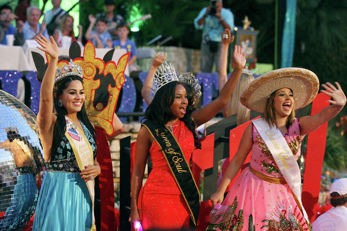 Crowd: This River Parade rocks