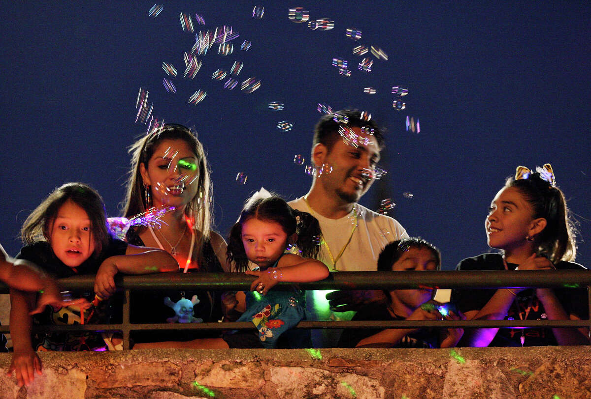 Crowd: This River Parade rocks