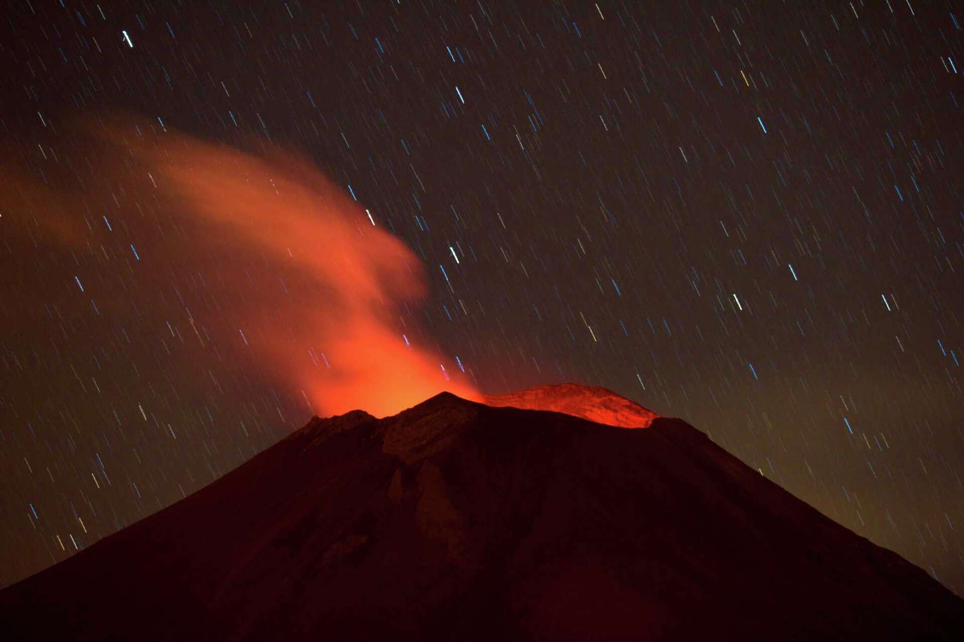 News of the world in photos: Volcano power in Mexico, Italy