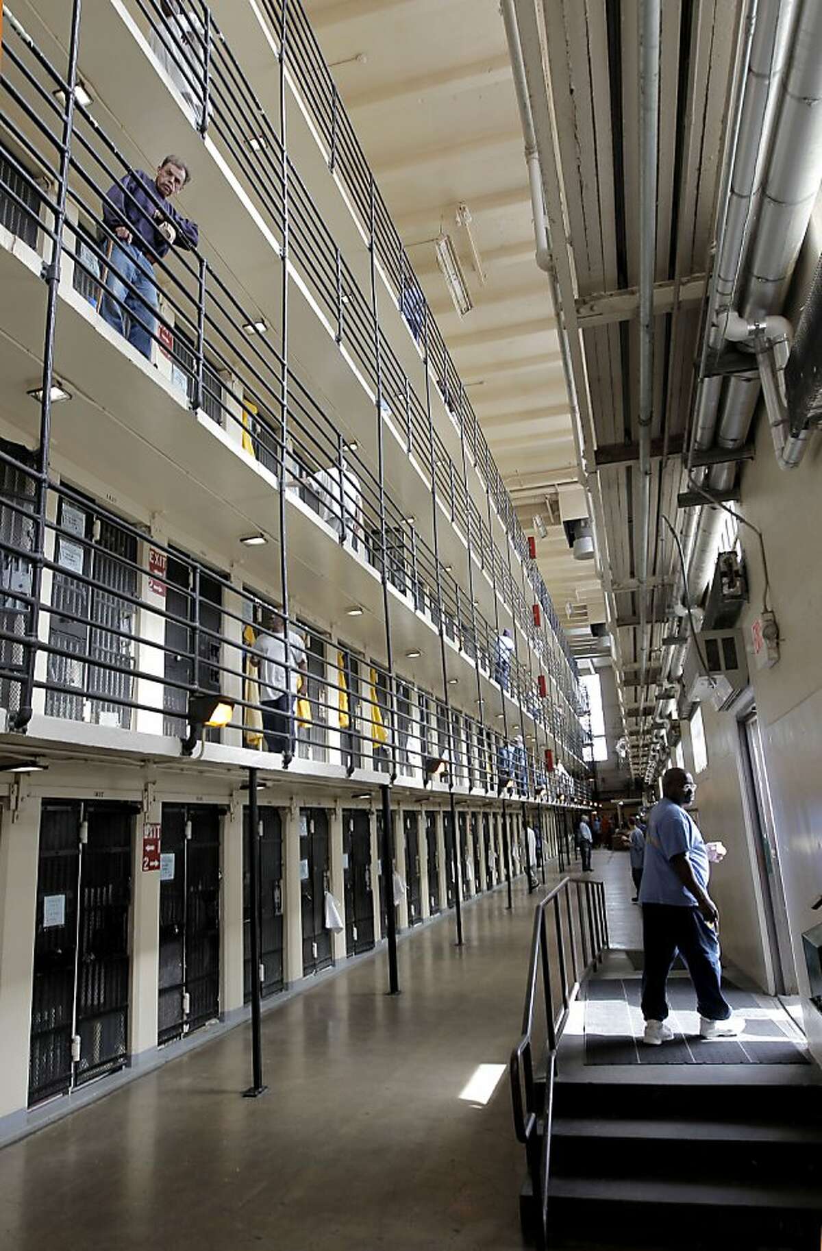 Prison guards not allowed to read inmate mail, court rules