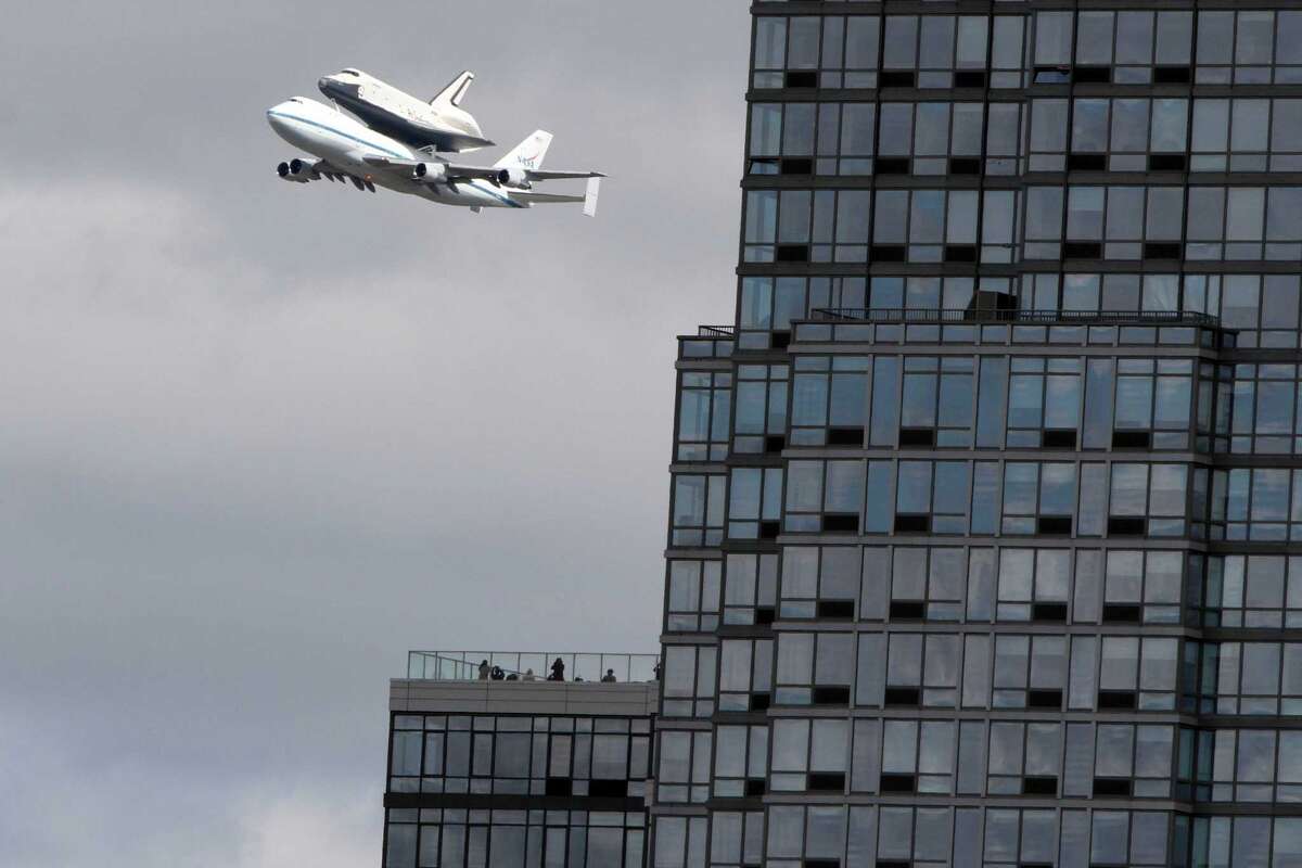 News of the world in photos: Space shuttle takes Manhattan