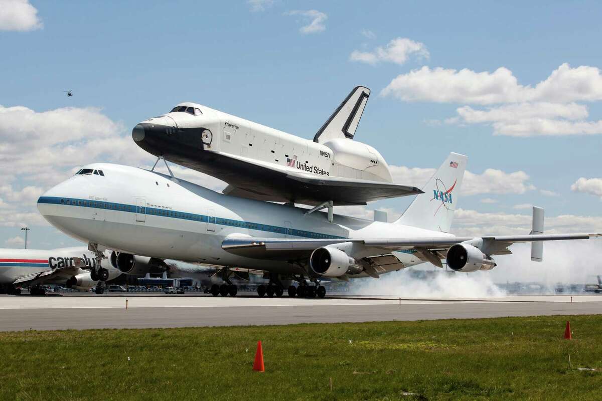 News of the world in photos: Space shuttle takes Manhattan