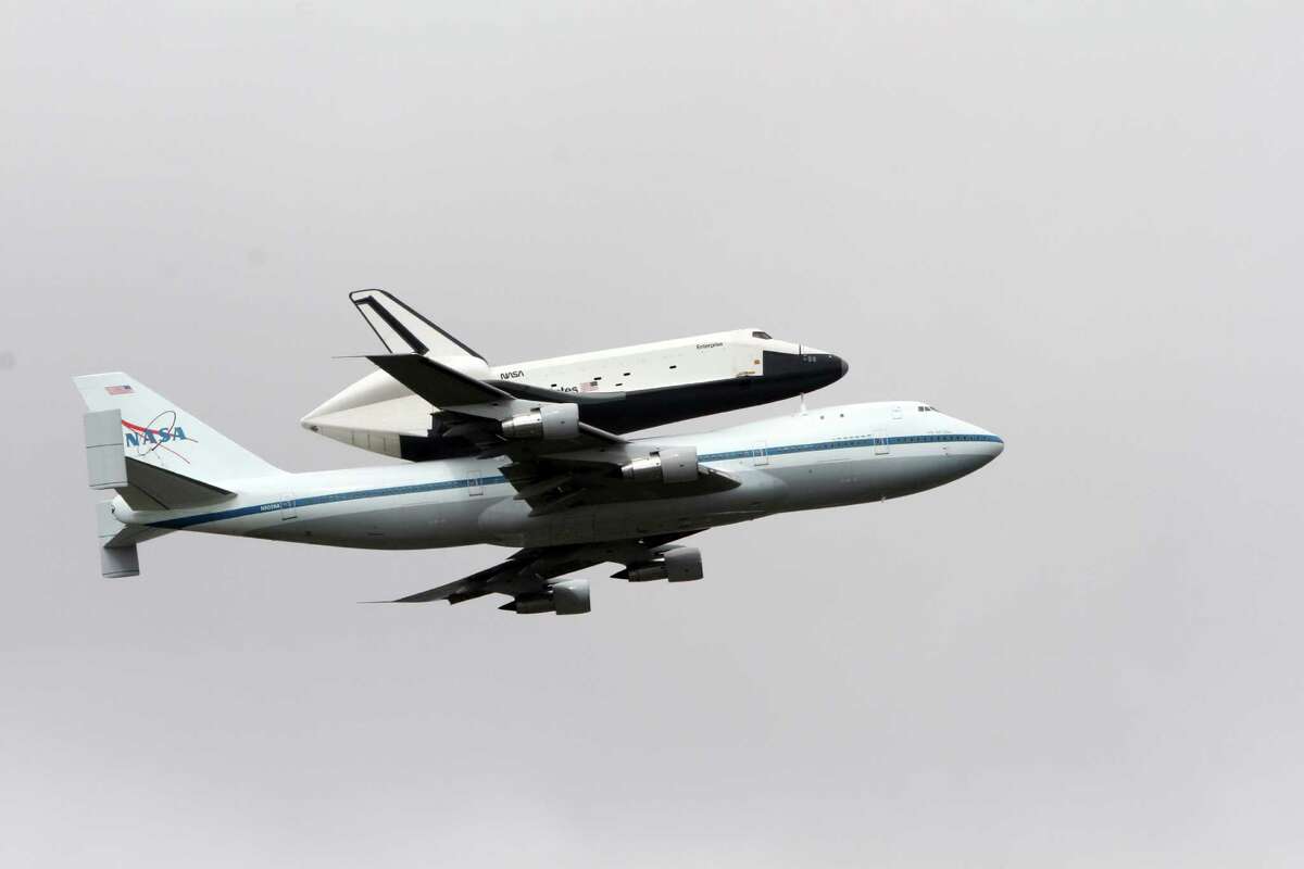 News of the world in photos: Space shuttle takes Manhattan