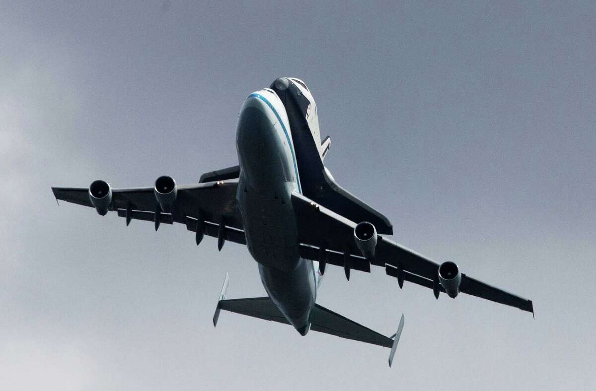 News of the world in photos: Space shuttle takes Manhattan