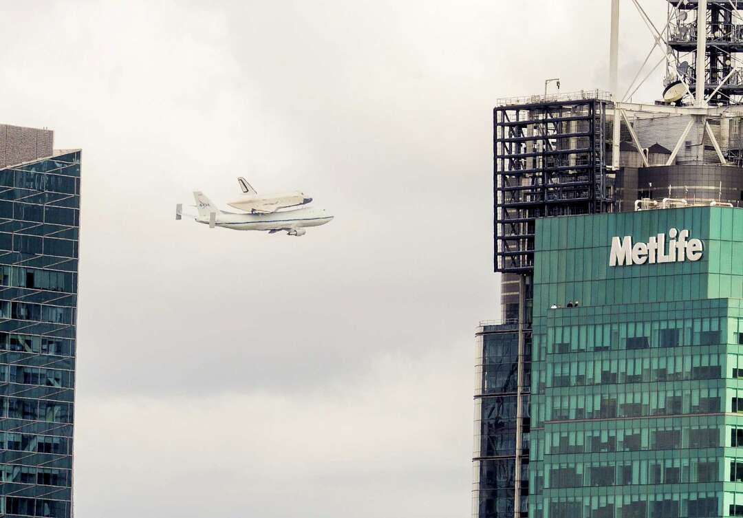News of the world in photos: Space shuttle takes Manhattan