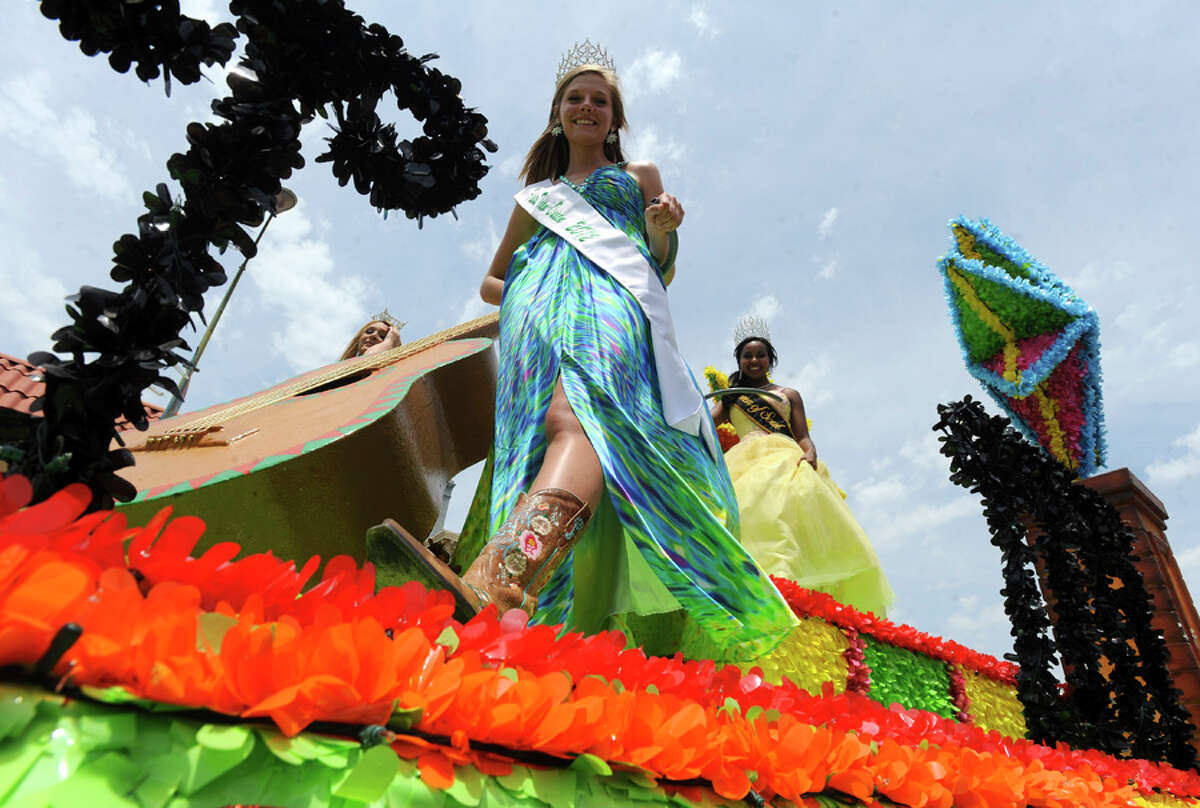 Battle of Flowers: cheers, smiles and families