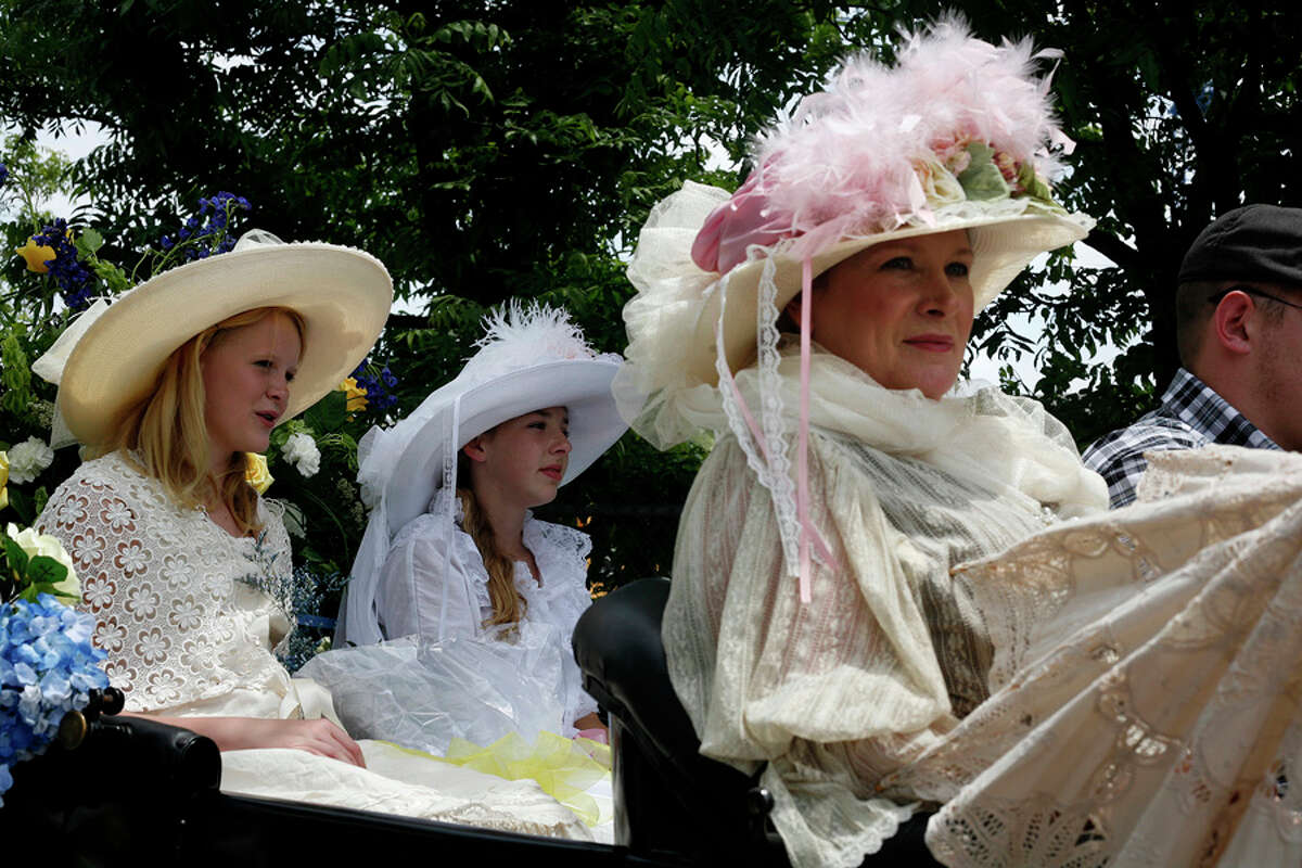 Battle of Flowers: cheers, smiles and families