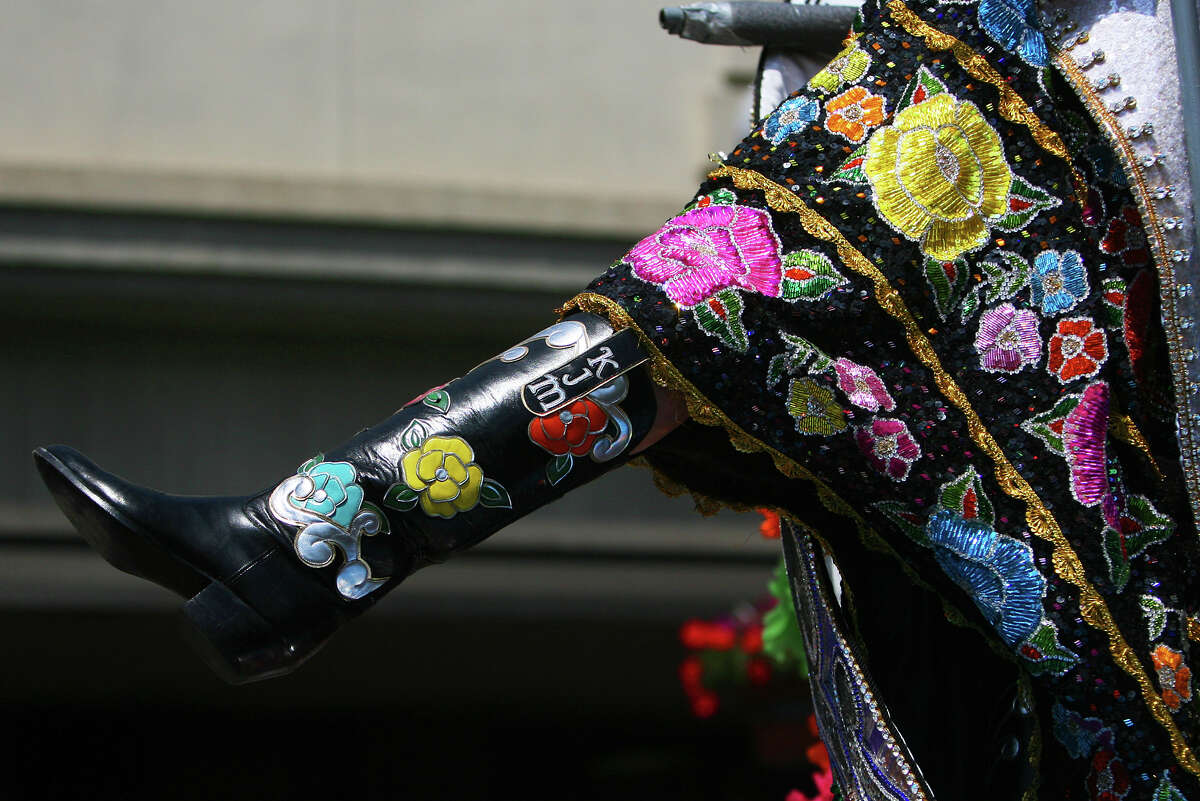 Battle of Flowers: cheers, smiles and families