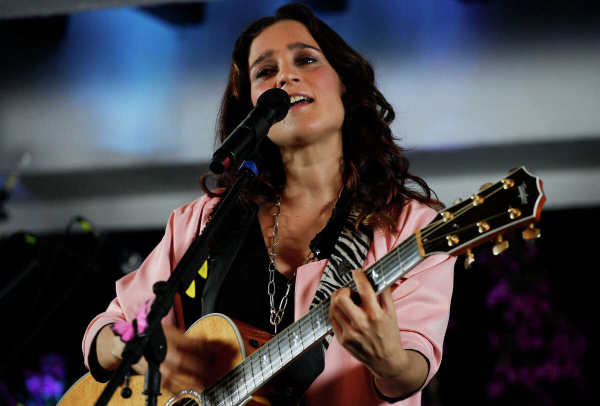 Julieta Venegas rocks S.A. — she's in Austin May 10