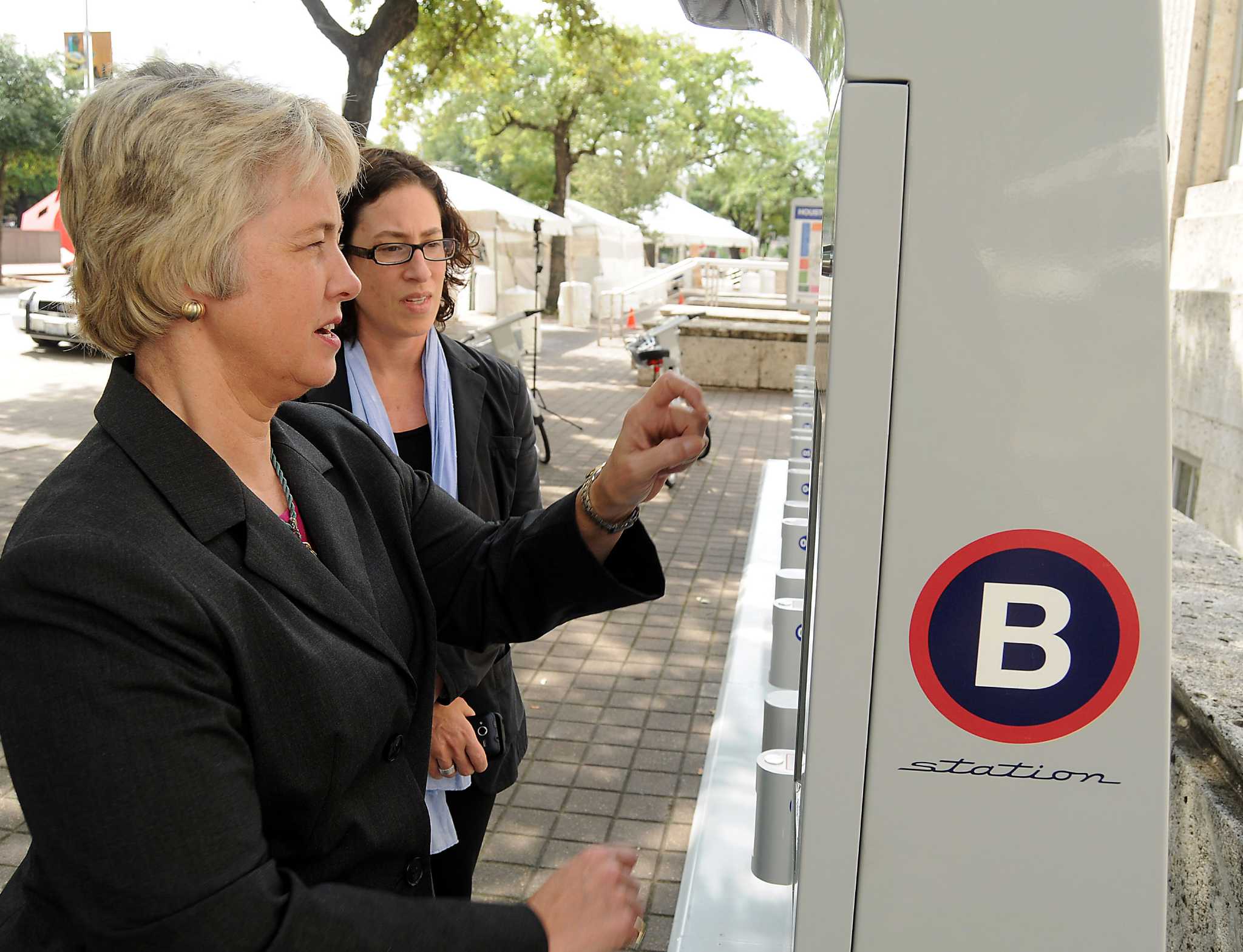 Houston saddles up for downtown bike share program