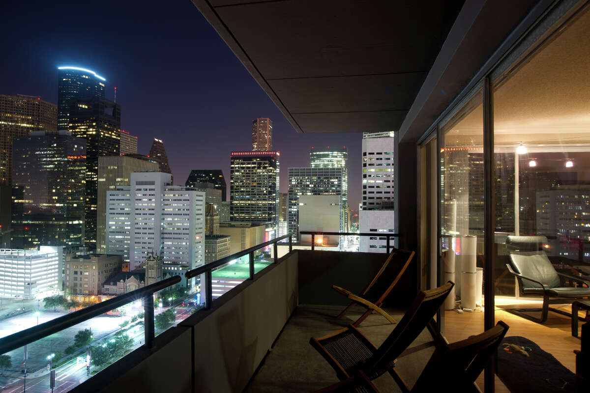 Urban lifestyle during the Centerpoint Energy Downtown Home Tour