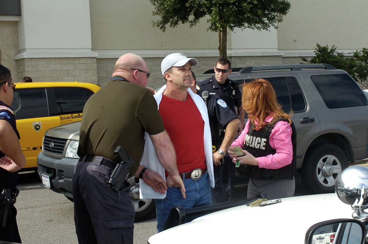 Tall, Dark and Handsome Bandit admits guilt in Beaumont bank robbery