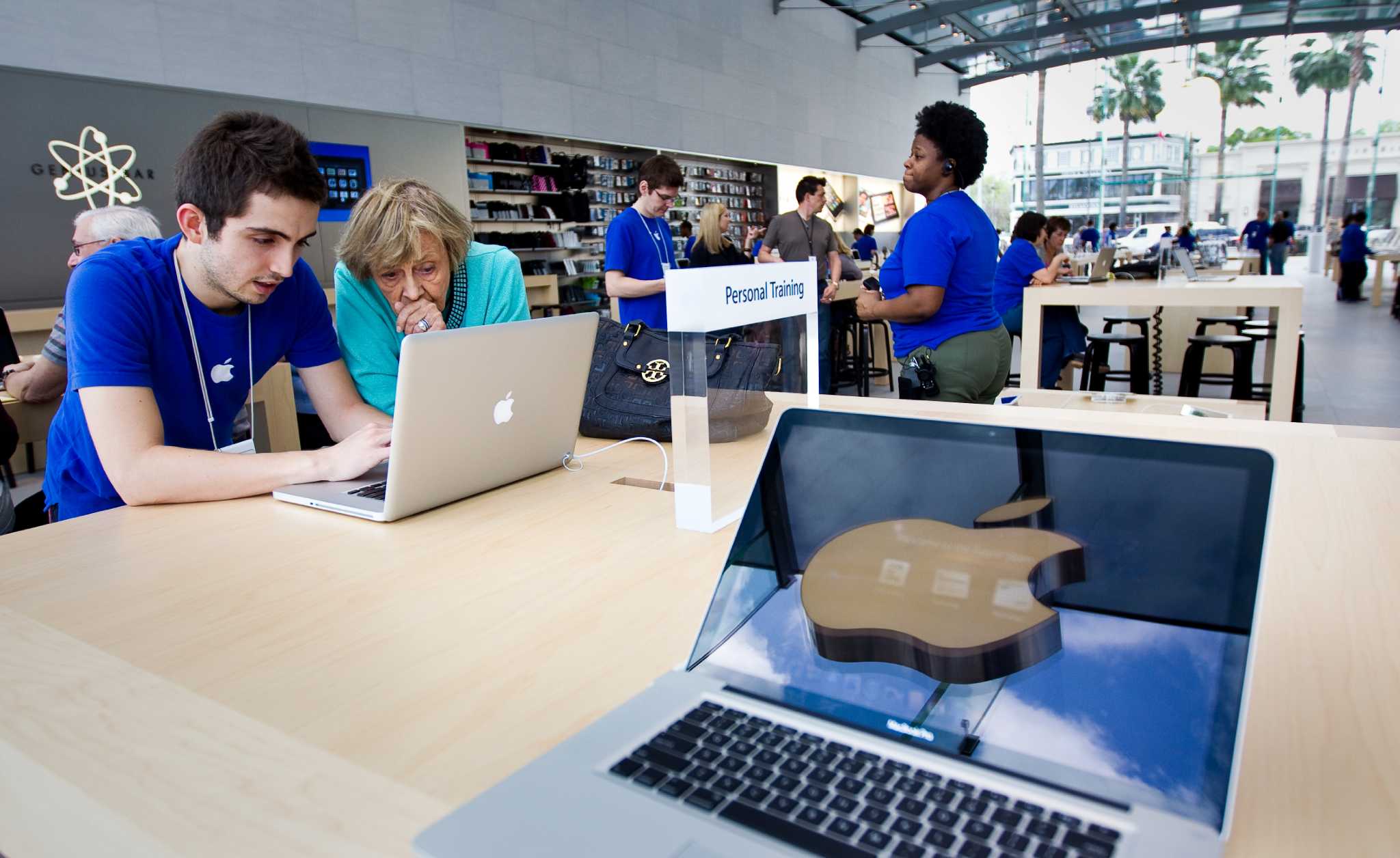 Tech retailers keep it human