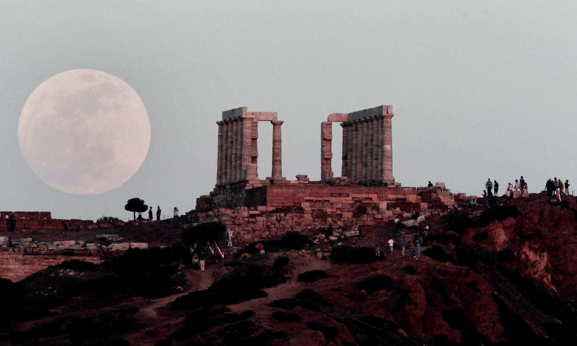 'Supermoon' illuminates, captivates around the globe