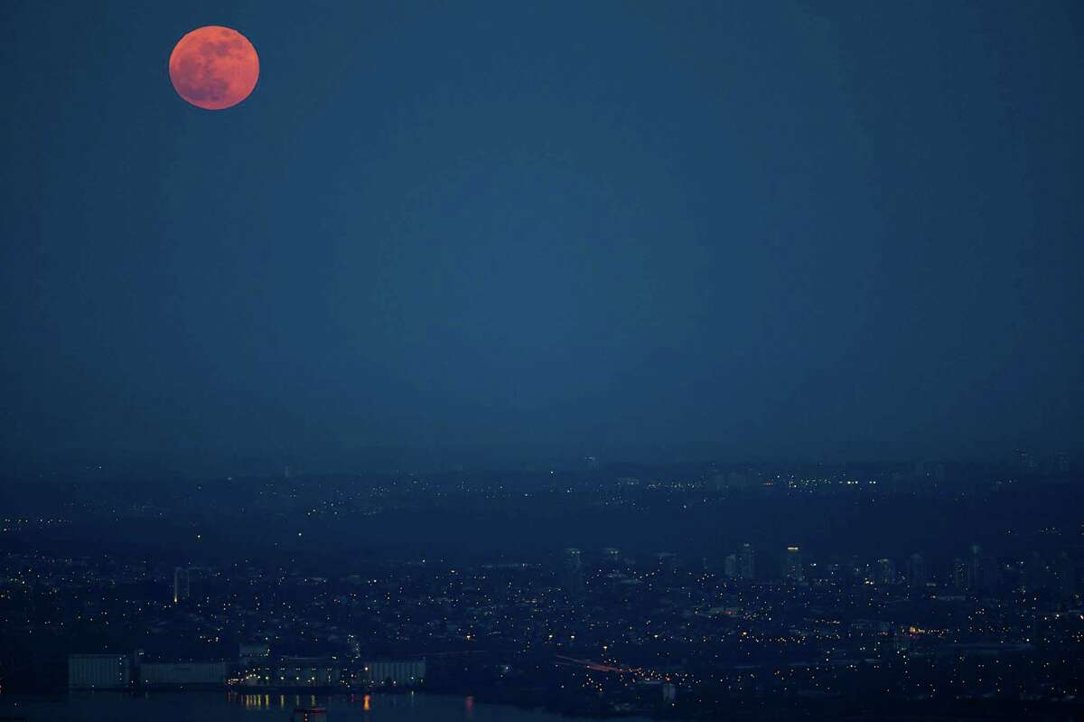 'Supermoon' illuminates, captivates around the globe