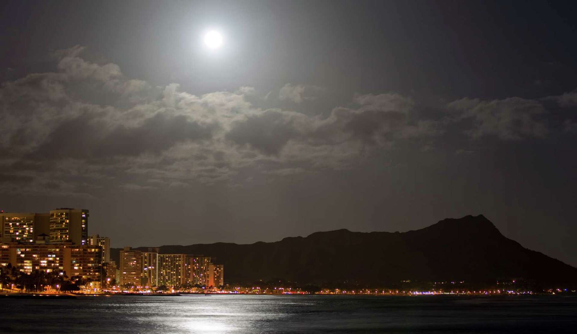 'Supermoon' illuminates, captivates around the globe